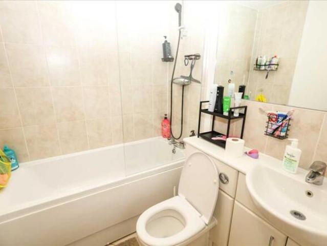 2 bedroom semi detached house for sale in Ashmount Crescent, Cippenham, SL1