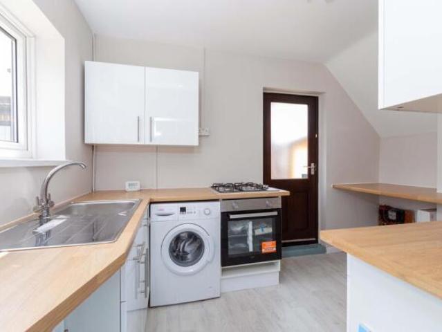 2 bedroom semi detached house for sale in Barnfield, Slough, SL1