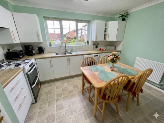 2 bedroom semi detached house for sale in Beanley Close, Luton, Bedfordshire, LU2 9UL, LU2