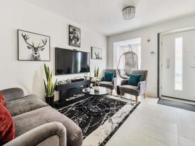 2 bedroom semi detached house for sale in Blue Hut Way, Basingstoke RG23 7FZ, RG23