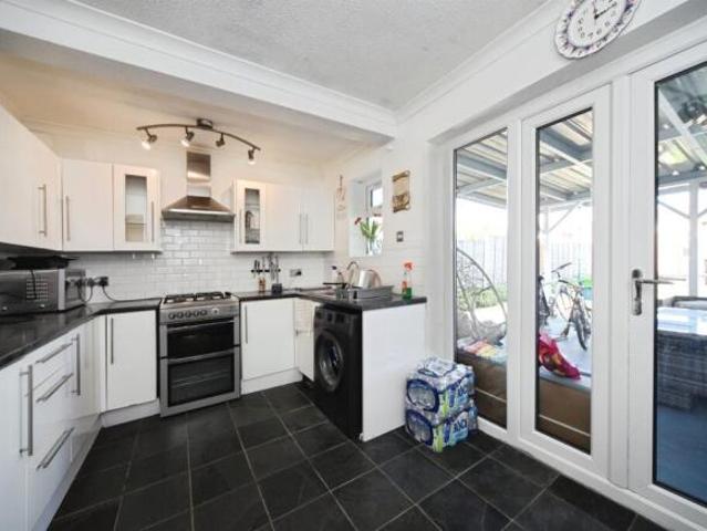 2 bedroom semi detached house for sale in Briar Close, Luton, LU2