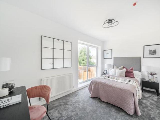 2 bedroom semi detached house for sale in Champagne Walk, Finchley, London, N3