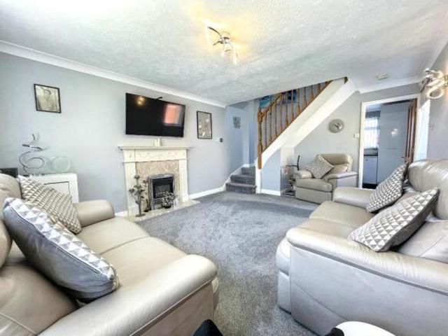 2 bedroom semi detached house for sale in Evergreen Drive, Hull, HU6 7YD, HU6