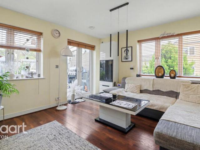 2 bedroom semi detached house for sale in Farley Meadows, Luton, LU1
