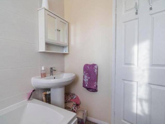 2 bedroom semi detached house for sale in Foxglove Close, Kingswood, HU7