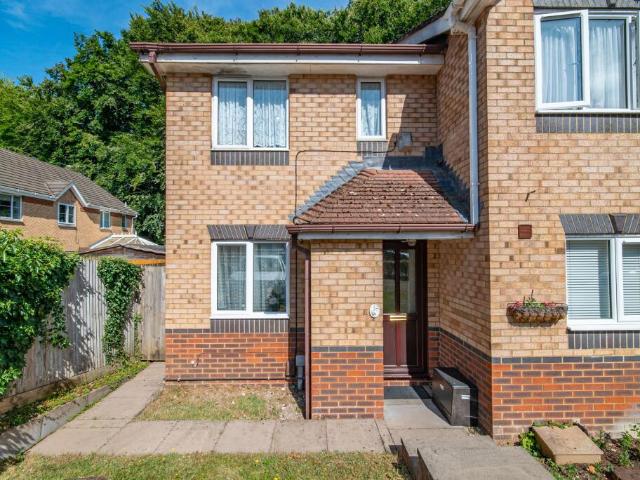 2 bedroom semi detached house for sale in Florence Way, Basingstoke, RG24