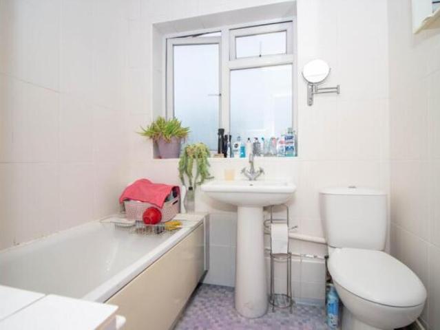 2 bedroom semi detached house for sale in Furze Close, South Oxhey, Watford, WD19