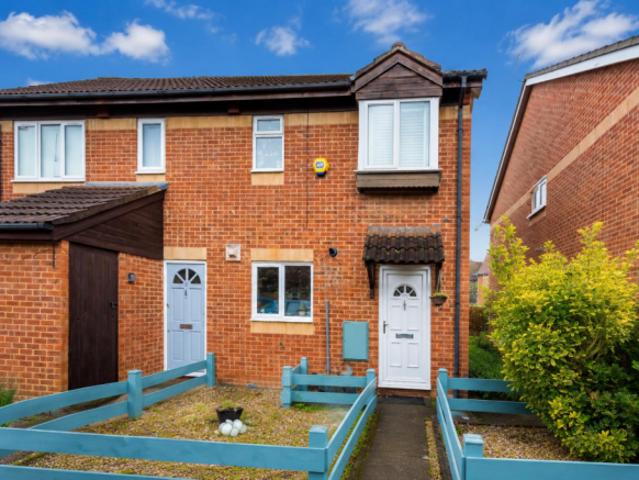 2 bedroom semi detached house for sale in Gladstone Way, Slough, SL1