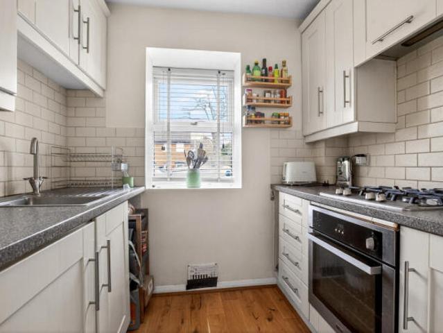 2 bedroom semi detached house for sale in Harkness Road, Slough, SL1