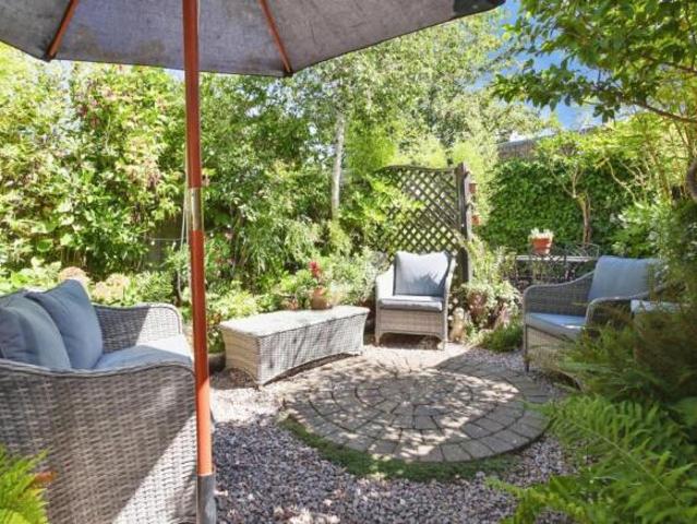 2 bedroom semi detached house for sale in Heartenoak Road, Hawkhurst, Cranbrook, Kent, TN18