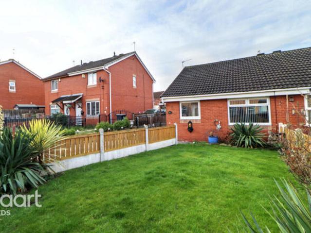 2 bedroom semi detached bungalow for sale in Hopes Farm Mount, Leeds, LS10