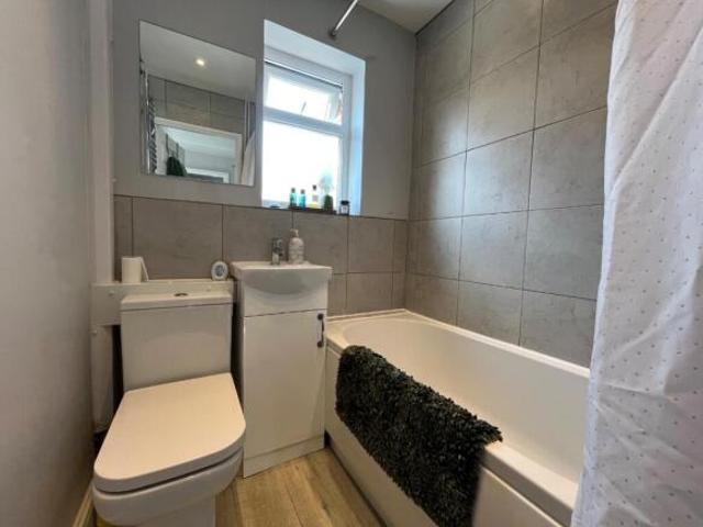 2 bedroom semi detached house for sale in Hornsby Close, Luton, Bedfordshire, LU2 9HP, LU2