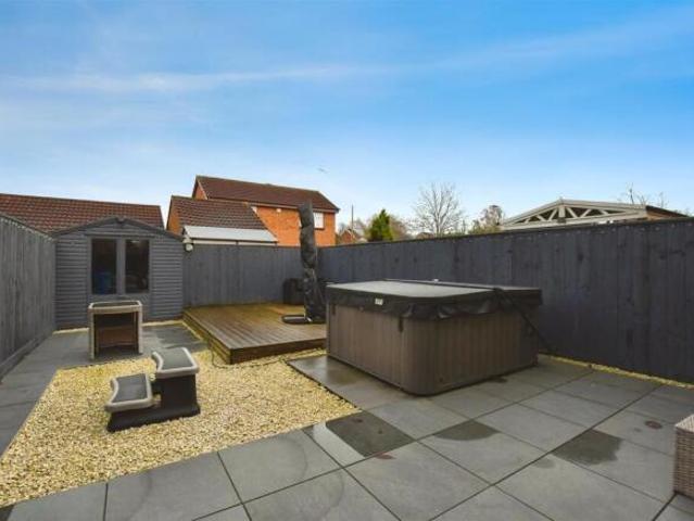 2 bedroom semi detached house for sale in Howdale Road, Hull, HU8