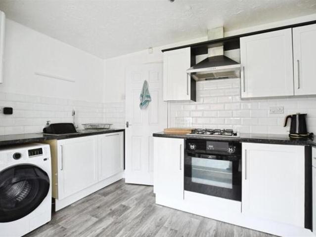 2 bedroom semi detached house for sale in Howdale Road, Hull, HU8
