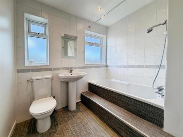 2 bedroom semi detached house for sale in Keir Close, Leamington Spa, CV32