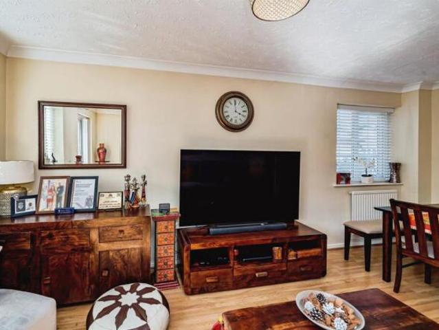 2 bedroom semi detached house for sale in Kinnaird Close, Slough, SL1