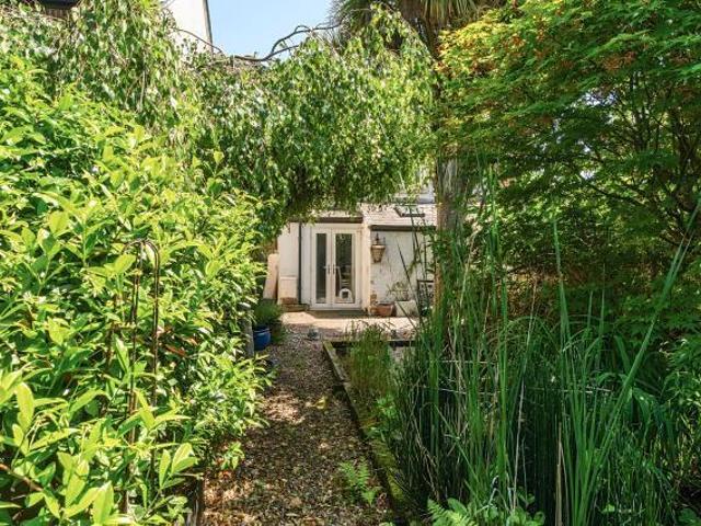 2 bedroom semi detached house for sale in Lent Rise Road, Burnham, Slough, SL1