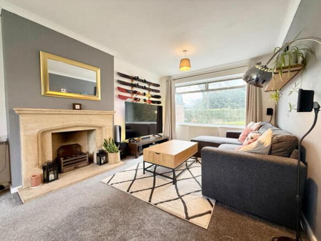 2 bedroom semi detached house for sale in Leeds. Fieldhouse Drive, LS17