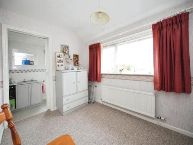 2 bedroom semi detached house for sale in Lyneham Road, Luton, LU2