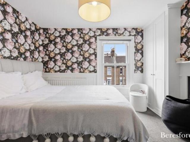 2 bedroom semi detached house for sale in Milton Road, Warley, CM14