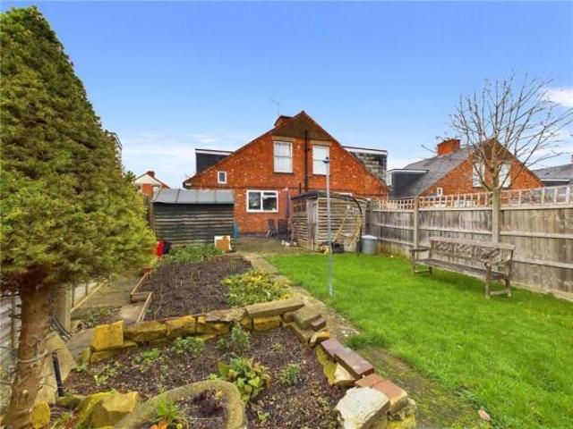 2 bedroom semi detached house for sale in Offa Road, Leamington Spa, Warwickshire, CV31