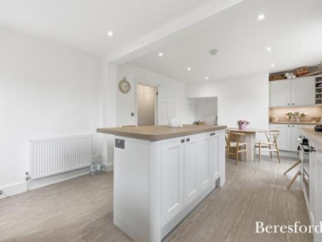 2 bedroom semi detached house for sale in Priests Lane, Shenfield, CM15