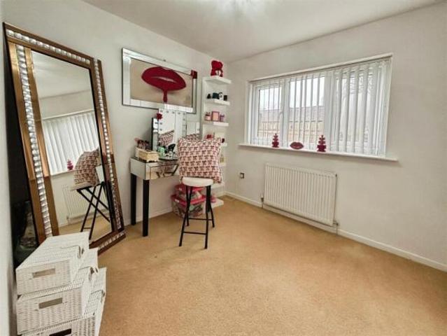 2 bedroom semi detached house for sale in Sangster Way, Bradford, BD5 8LQ, BD5