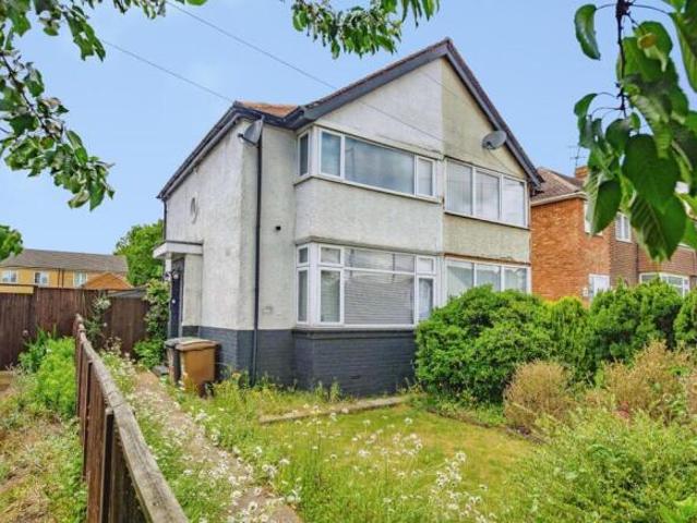 2 bedroom semi detached house for sale in Sundon Park Road, Luton, Bedfordshire, LU3
