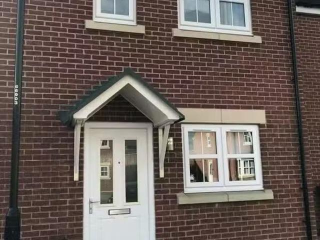 2 bedroom semi detached house for rent in 16 Hawk Drive, Blaxt.