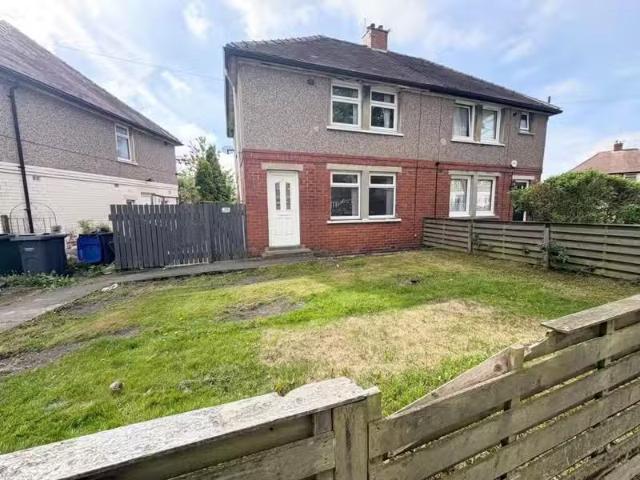 2 bedroom semi detached house for rent in Wood Lane, Bradford.