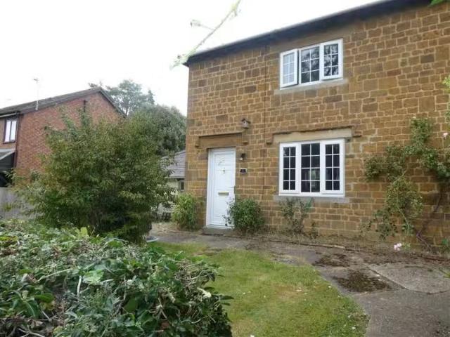 2 bedroom semi detached house for rent in Avon Avenue, Middle.