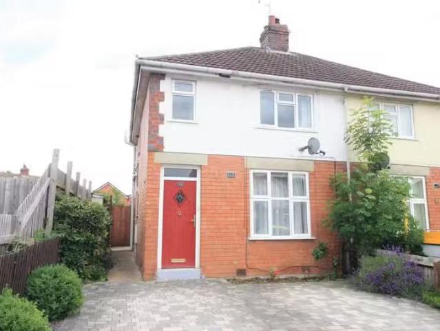 2 bedroom semi detached house for rent in Birchensale Road, Re.
