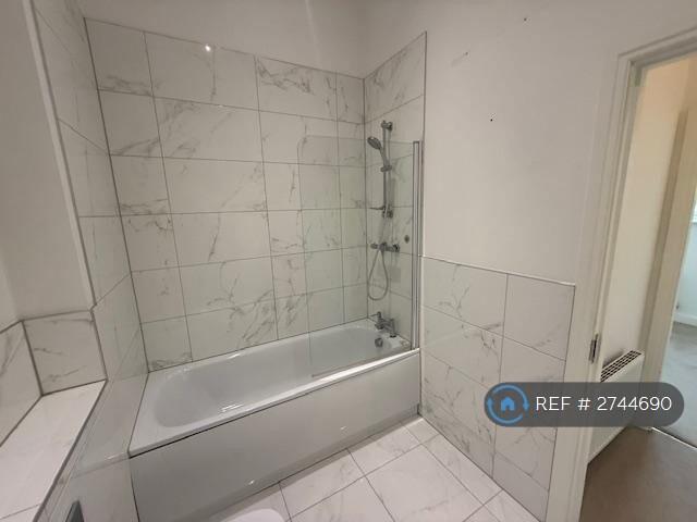 2 bedroom semi detached house for rent in Bobbin Row, Leeds, LS12