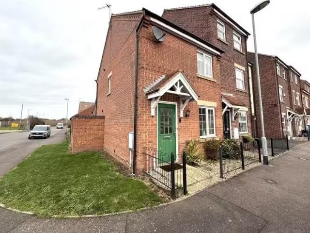 2 bedroom semi detached house for rent in Bramley Way, Mistert.