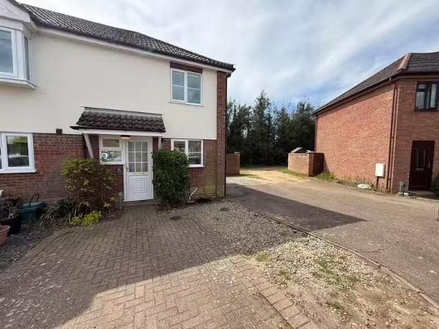 2 bedroom semi detached house for rent in Chatsworth Road, Col.