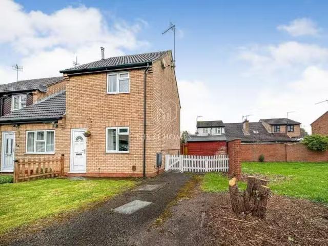 2 bedroom semi detached house for rent in Clover Close, Stratf.