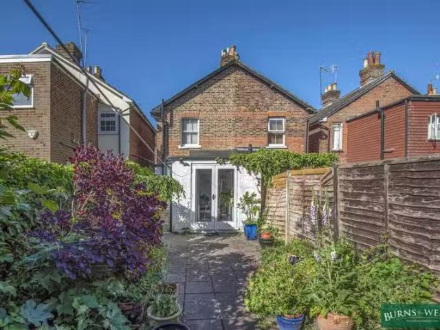 2 bedroom semi detached house for rent in Cline Road, Guildfor.