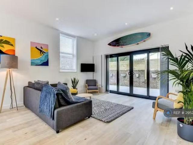 2 bedroom semi detached house for rent in Crescent Road, Worth.