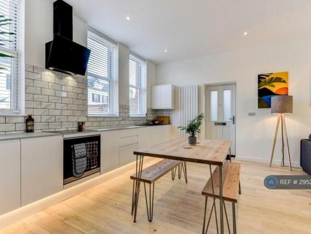 2 bedroom semi detached house for rent in Crescent Road, Worthing, BN11