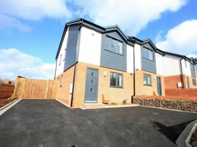 2 bedroom semi detached house for rent in Doulton Road, Rowley.