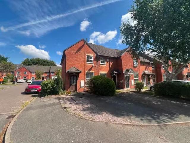 2 bedroom semi detached house for rent in Fairburn Avenue, Cre.