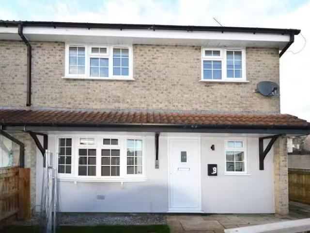 2 bedroom semi detached house for rent in Fiveways Close, Ched.