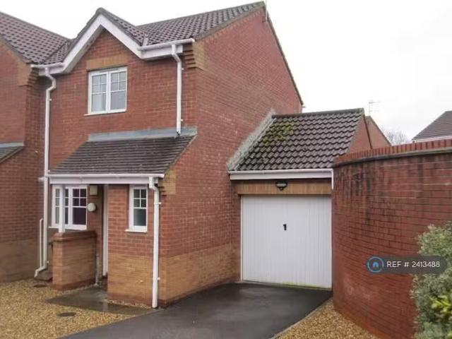 2 bedroom semi detached house for rent in Guest Avenue, Emerso.