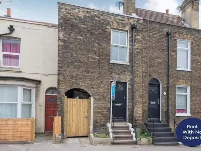 2 bedroom semi detached house for rent in Hereson Road, Ramsga.