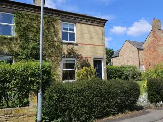 2 bedroom semi detached house for rent in High Street, Stretha.