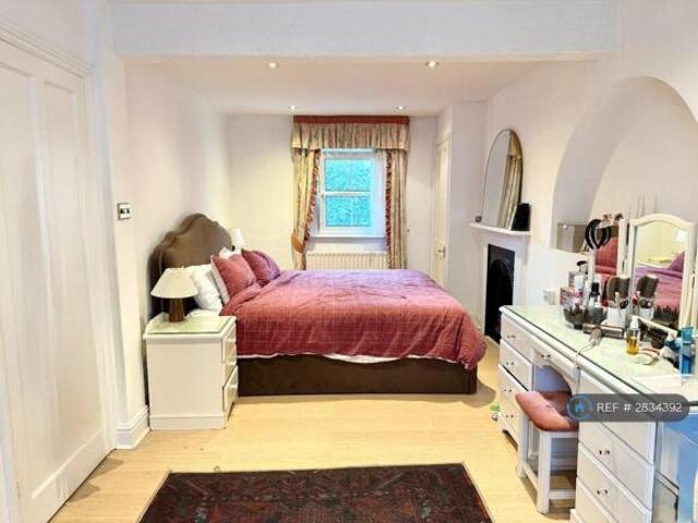2 bedroom semi detached house for rent in Highfield Road, London, NW11