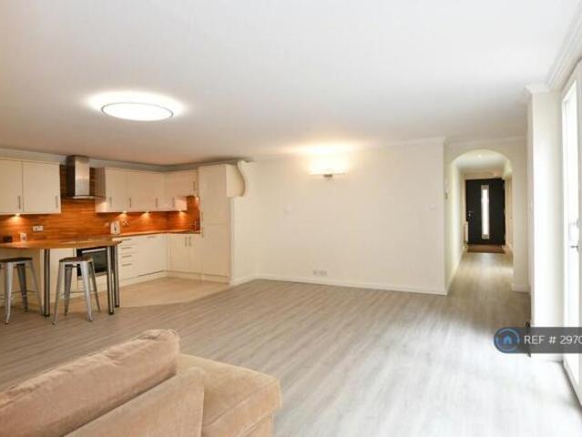 2 bedroom semi detached house for rent in Horse Yard, London, N1