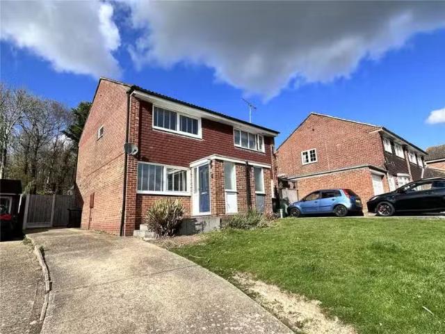 2 bedroom semi detached house for rent in Jackdaw Close, CM11