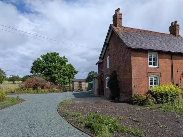 2 bedroom semi detached house for rent in Kemps Green Road, Ho.