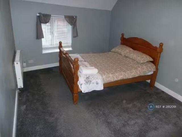 2 bedroom semi detached house for rent in Kent Street, Dudley.